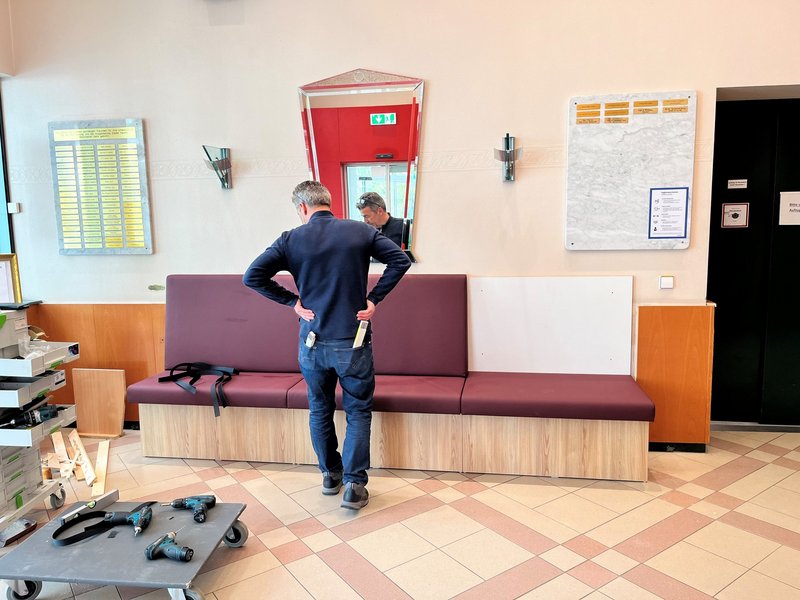Neue Sitzbank im Foyer: Suchtklinik Rosenheim